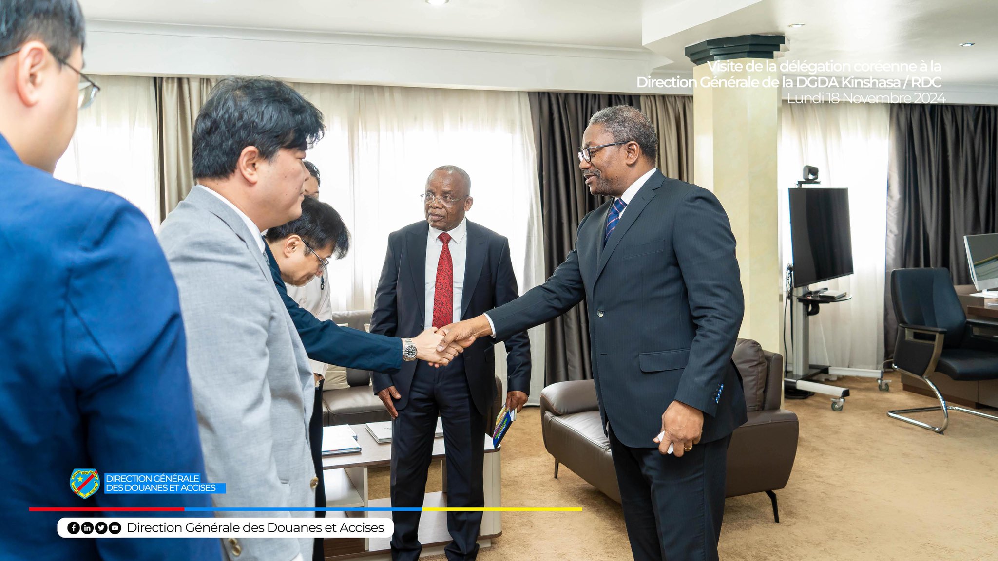 des douanes ce 18 novembre 2024 dans la salle de réunion du 7ème niveau ...